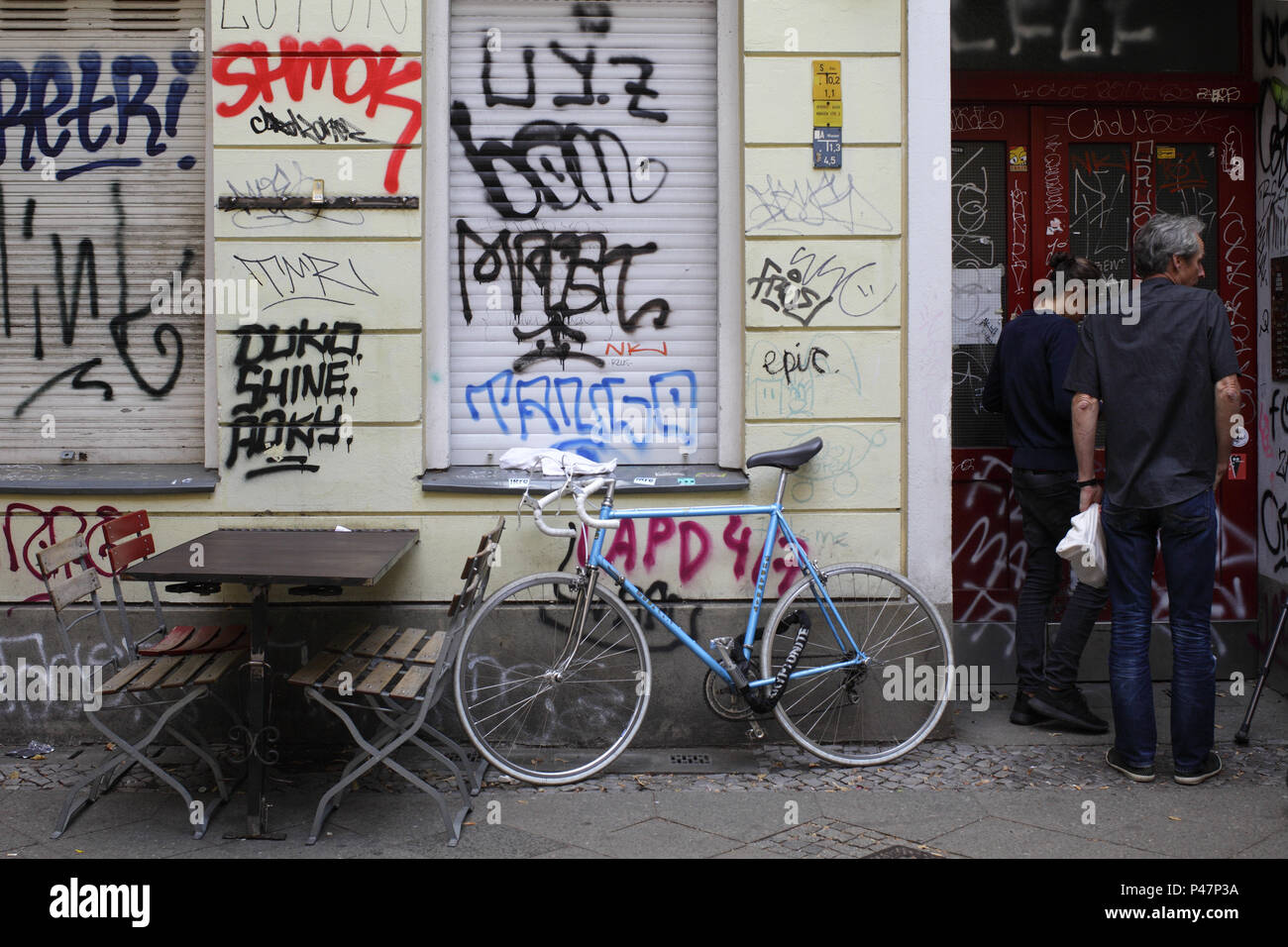 Person graffiti writing street art hi-res stock photography and images ...