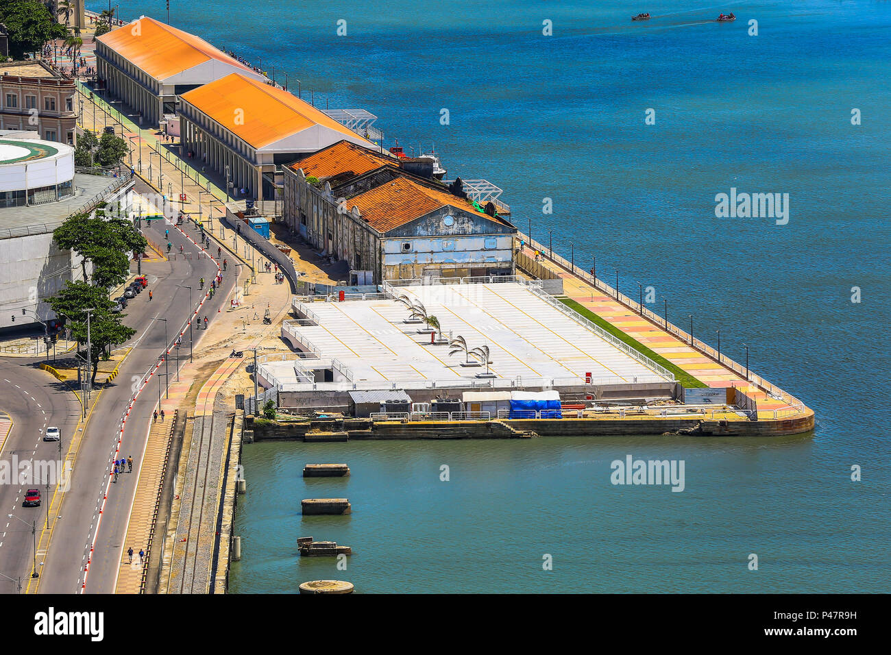 RECIFE, PE - 01/12/2014: CENAS DO DIA EM RECIFE - Armazéns 12 e 13 e 14 ...