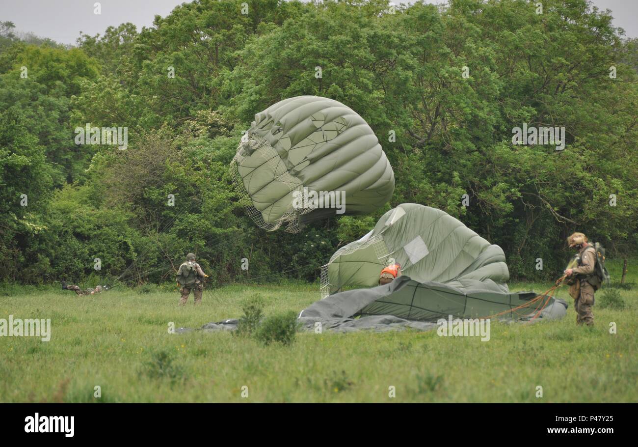 Round canopy parachuting team hi-res stock photography and images - Alamy