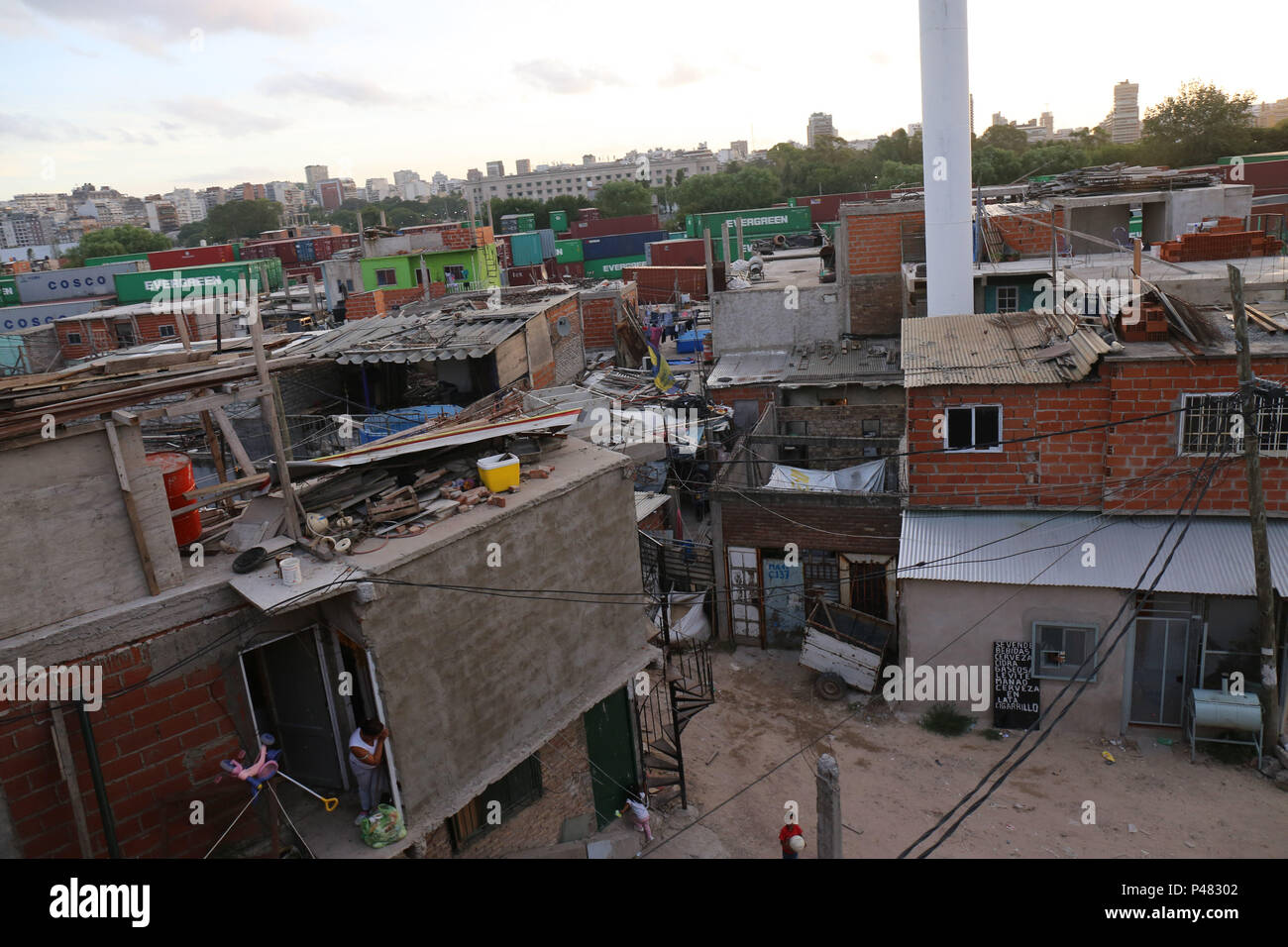 BUENOS AIRES, ARGENTINA - 16/01/2015: FAVELA - Fotos de uma favela ...
