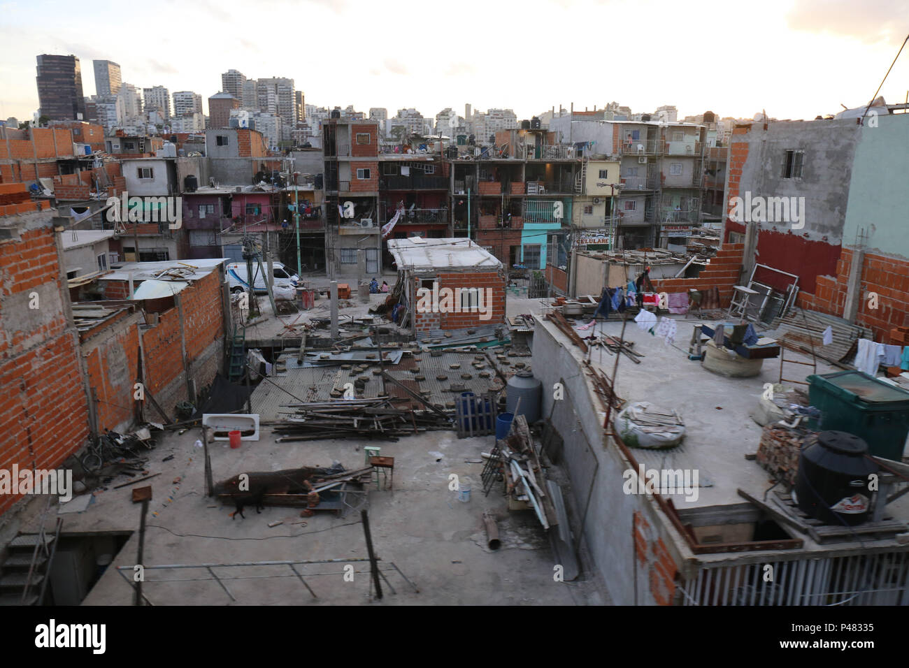 BUENOS AIRES, ARGENTINA - 16/01/2015: FAVELA - Fotos de uma favela ...