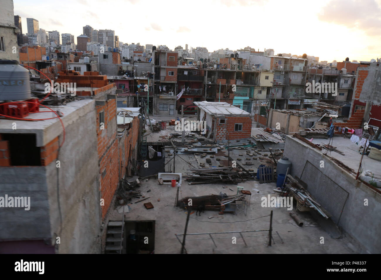BUENOS AIRES, ARGENTINA - 16/01/2015: FAVELA - Fotos de uma favela ...