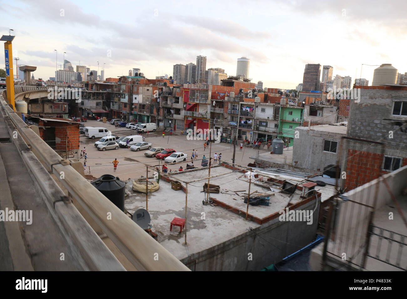 BUENOS AIRES, ARGENTINA - 16/01/2015: FAVELA - Fotos de uma favela ...