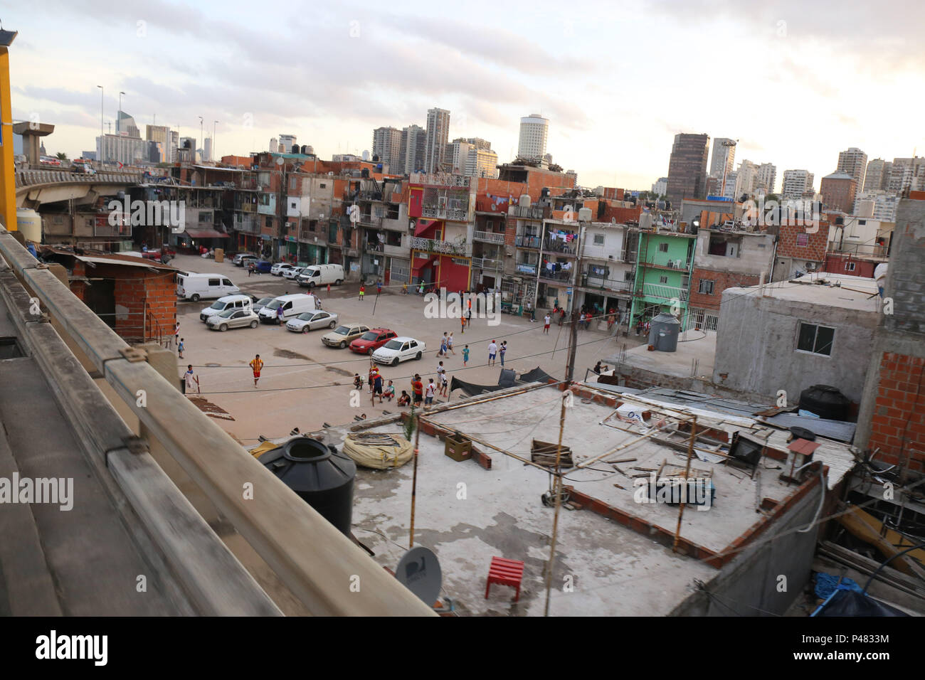 BUENOS AIRES, ARGENTINA - 16/01/2015: FAVELA - Fotos de uma favela ...
