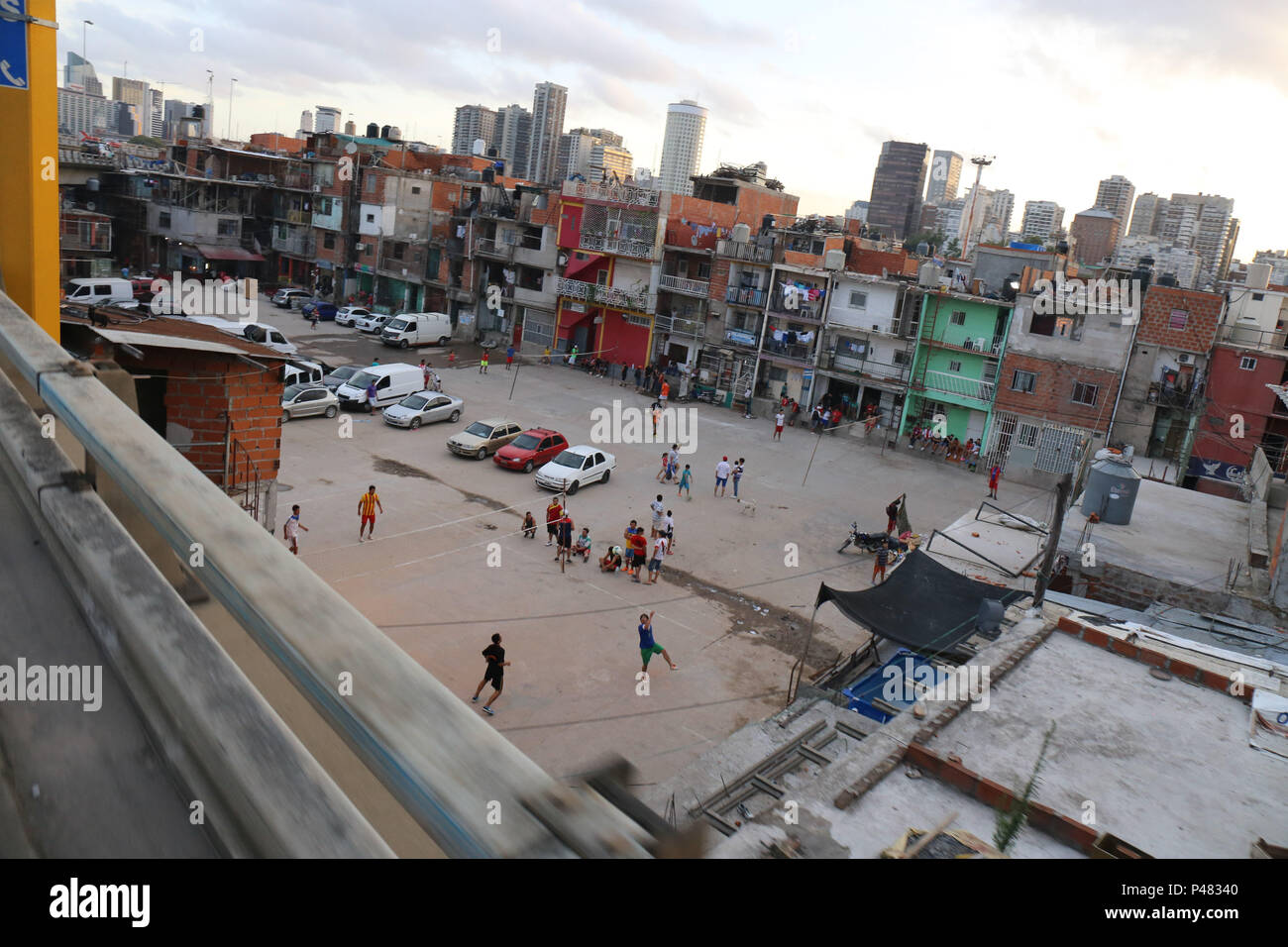 BUENOS AIRES, ARGENTINA - 16/01/2015: FAVELA - Fotos de uma favela ...