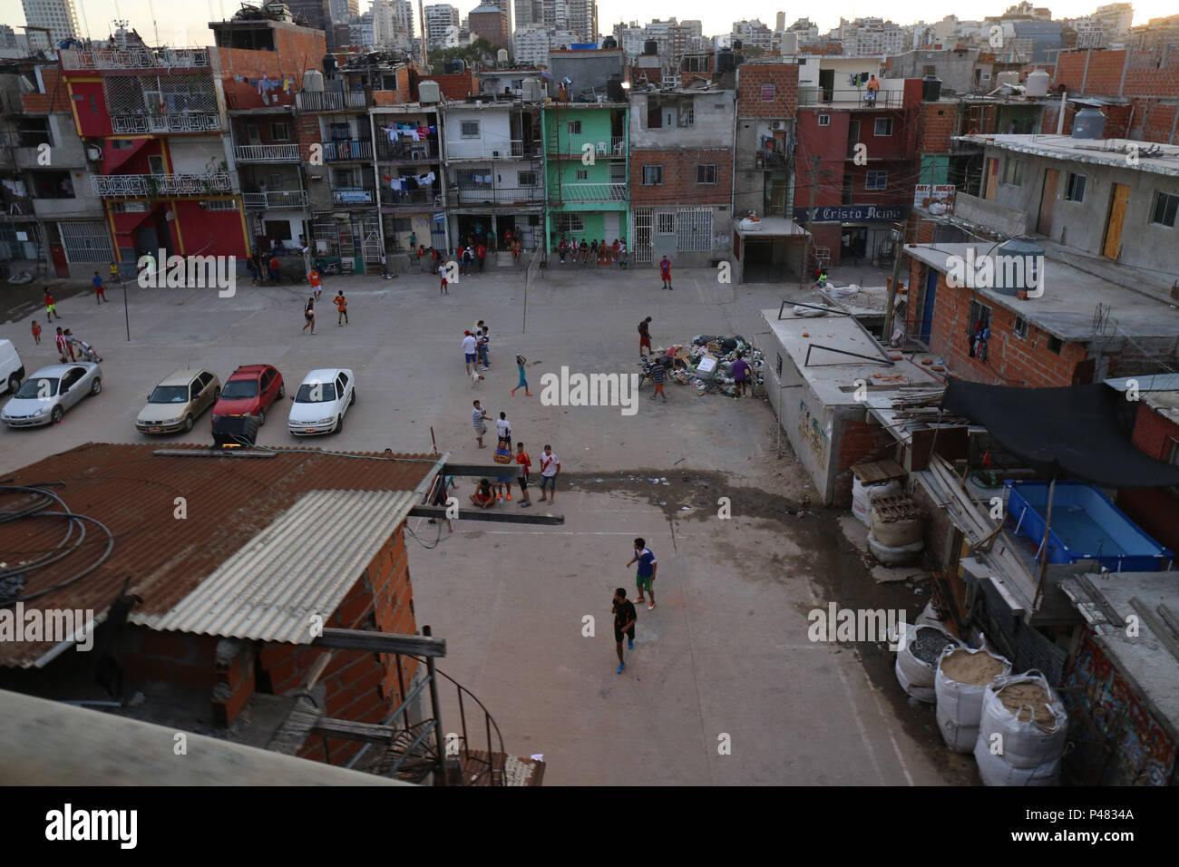 BUENOS AIRES, ARGENTINA - 16/01/2015: FAVELA - Fotos de uma favela ...