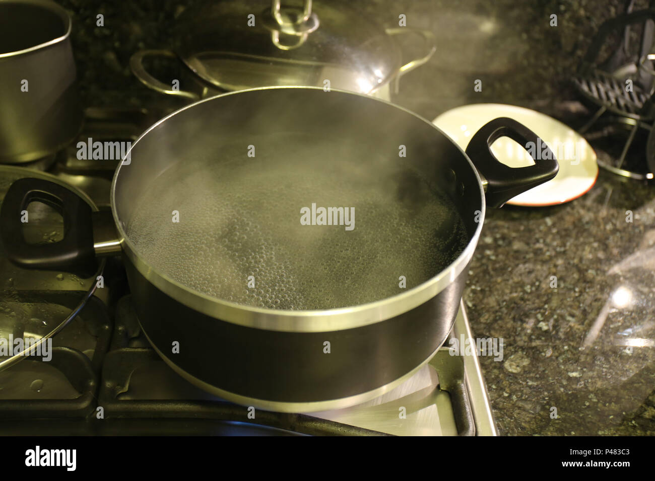 SÃO PAULO, SP - 07/01/2015: PANELA COM ÁGUA QUENTE - Panela com água ...