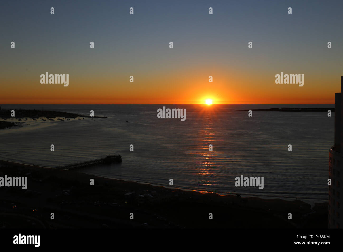 PUNTA DEL ESTE, URUGUAI - 23/12/2014: PÔR DO SOL - Punta del Este é uma ...