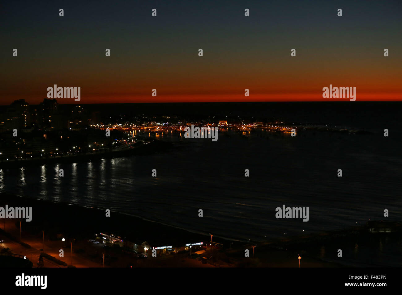PUNTA DEL ESTE, URUGUAI - 23/12/2014: PÔR DO SOL - Punta del Este é uma ...