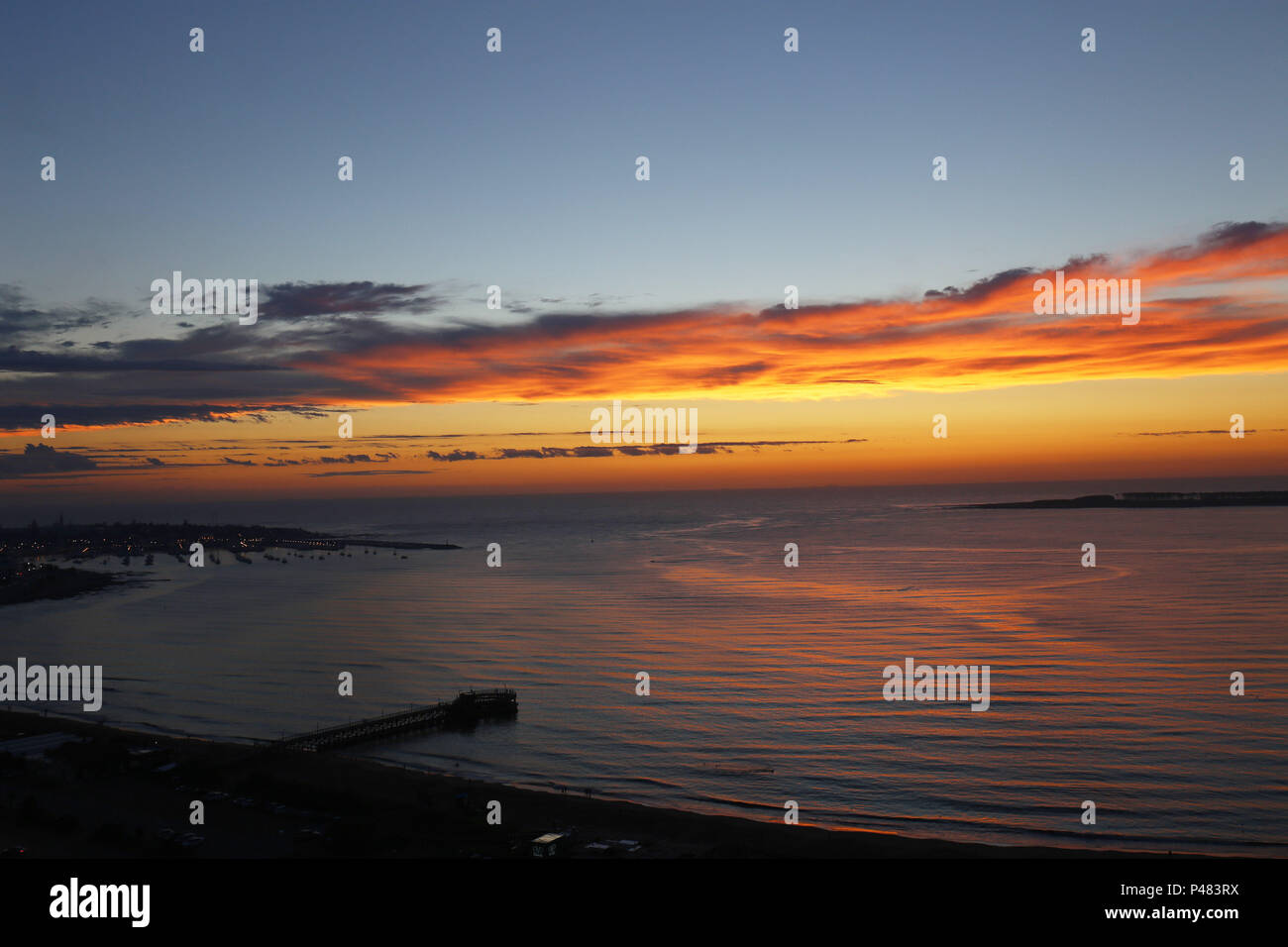 PUNTA DEL ESTE, URUGUAI - 31/12/2014: PÔR DO SOL - Punta del Este é uma ...