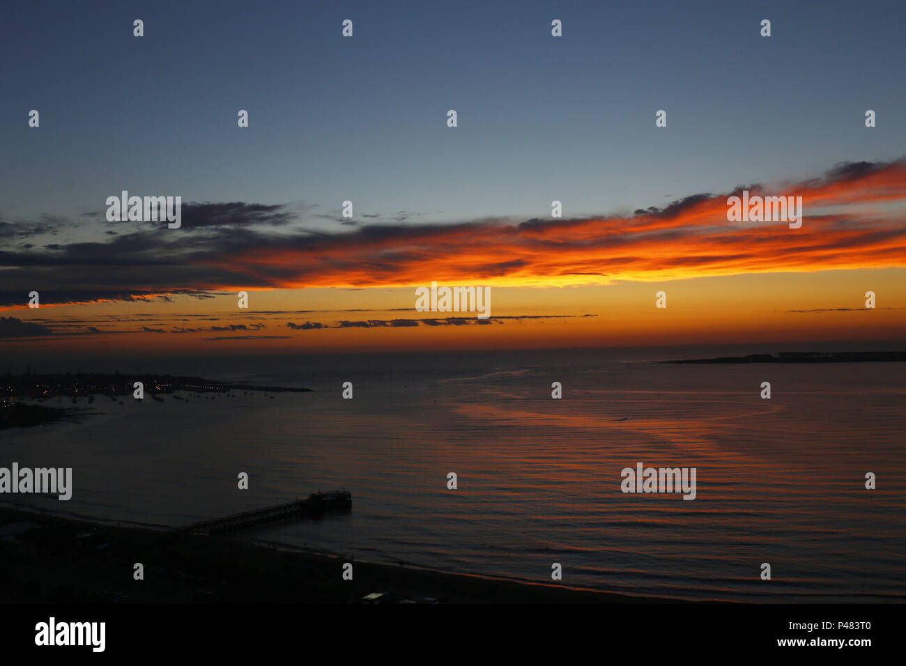 PUNTA DEL ESTE, URUGUAI - 31/12/2014: PÔR DO SOL - Punta del Este é uma ...