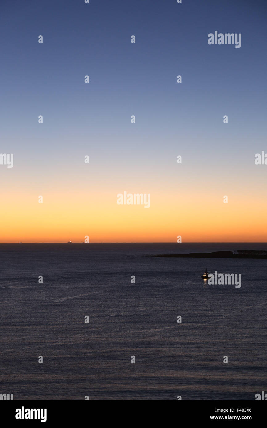 PUNTA DEL ESTE, URUGUAI - 04/01/2015: PÔR DO SOL - Punta del Este é uma ...