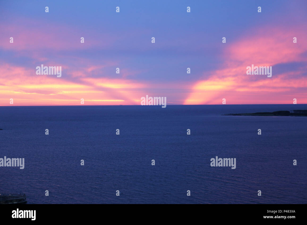 PUNTA DEL ESTE, URUGUAI - 06/01/2015: PÔR DO SOL - Punta del Este é uma ...
