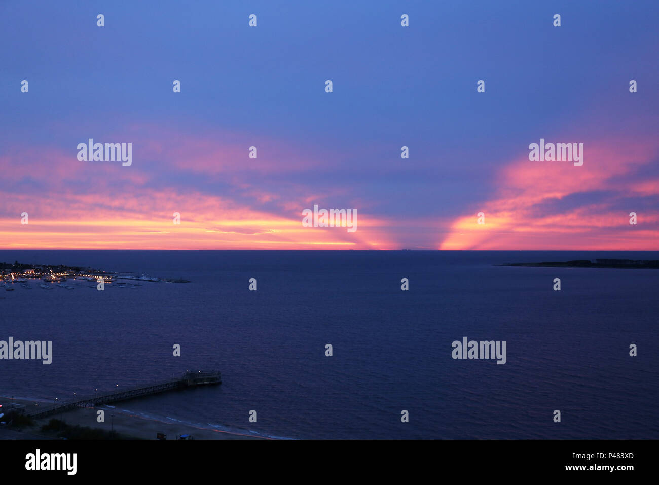 PUNTA DEL ESTE, URUGUAI - 06/01/2015: PÔR DO SOL - Punta del Este é uma ...