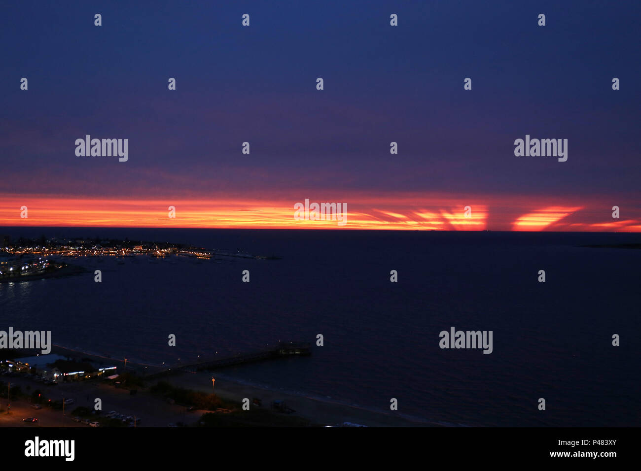 PUNTA DEL ESTE, URUGUAI - 06/01/2015: PÔR DO SOL - Punta del Este é uma ...