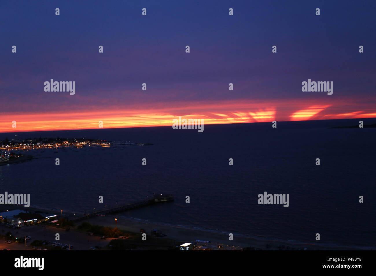 PUNTA DEL ESTE, URUGUAI - 06/01/2015: PÔR DO SOL - Punta del Este é uma ...