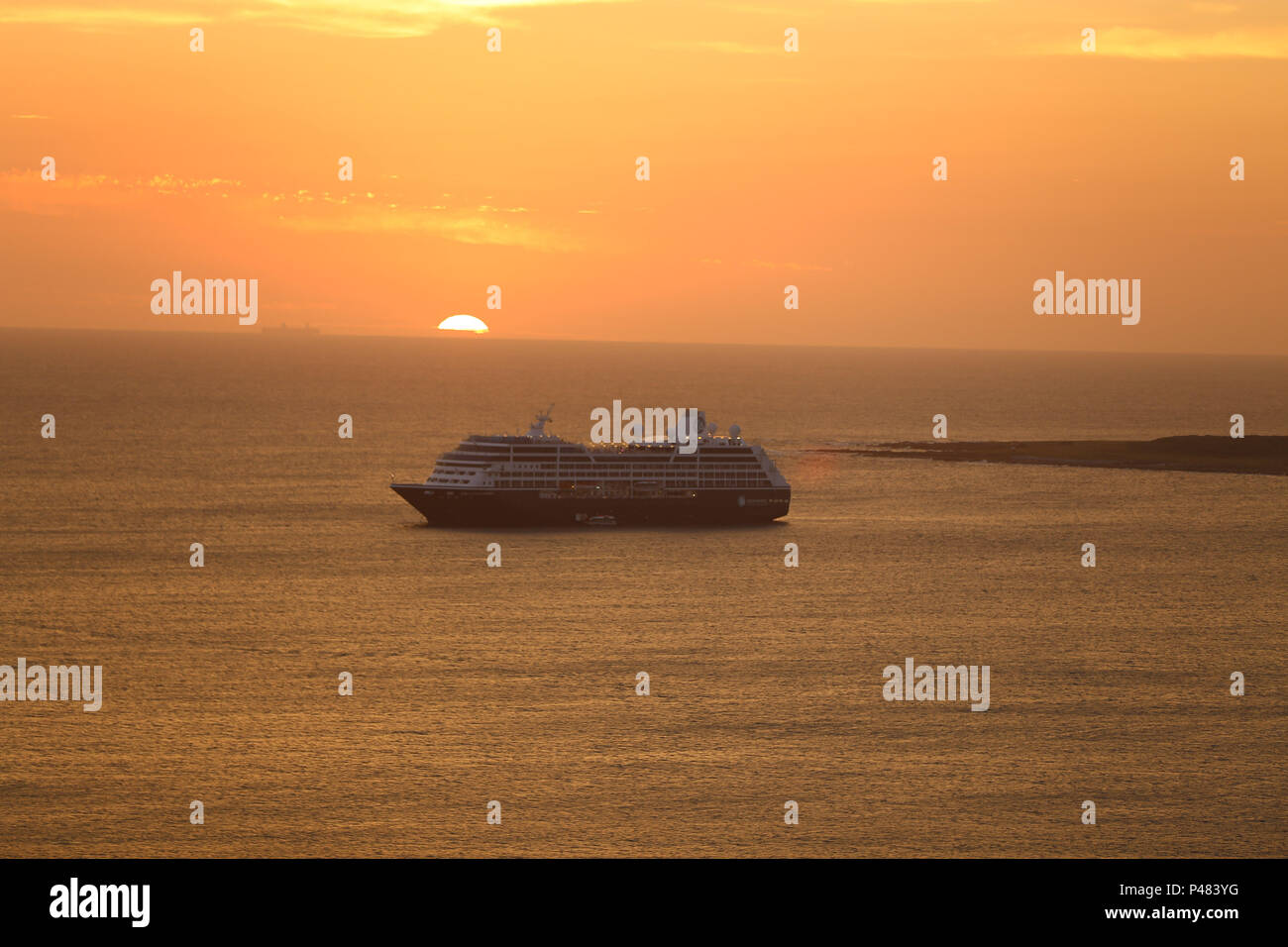 PUNTA DEL ESTE, URUGUAI - 07/01/2015: PÔR DO SOL - Punta del Este é uma ...