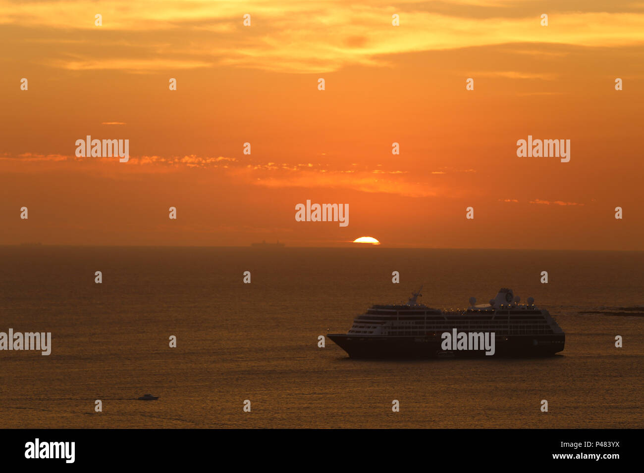 PUNTA DEL ESTE, URUGUAI - 07/01/2015: PÔR DO SOL - Punta del Este é uma ...