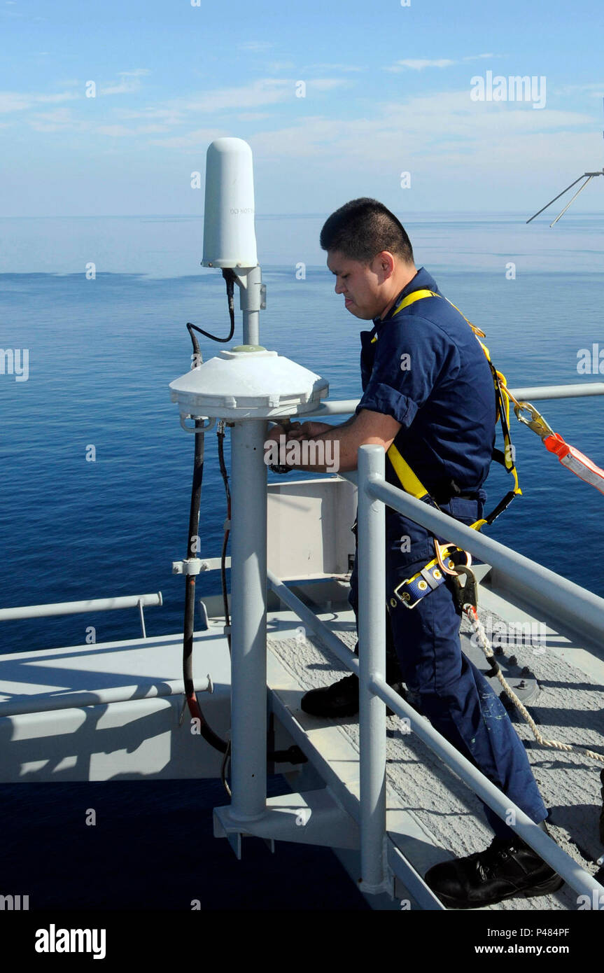 U s navy electronics technician 3rd hi-res stock photography and images ...