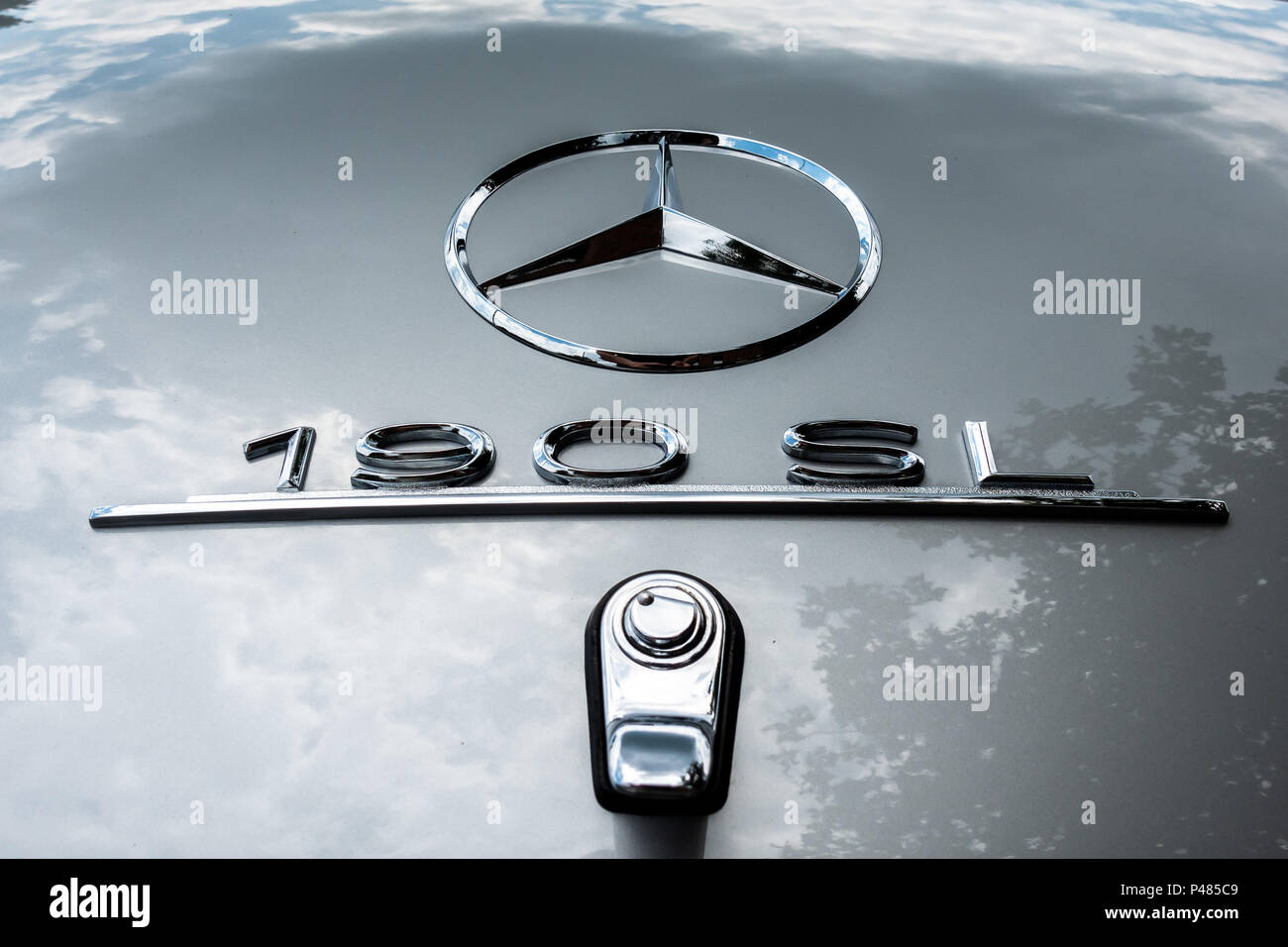 Mercedes logo hi-res stock photography and images - Alamy