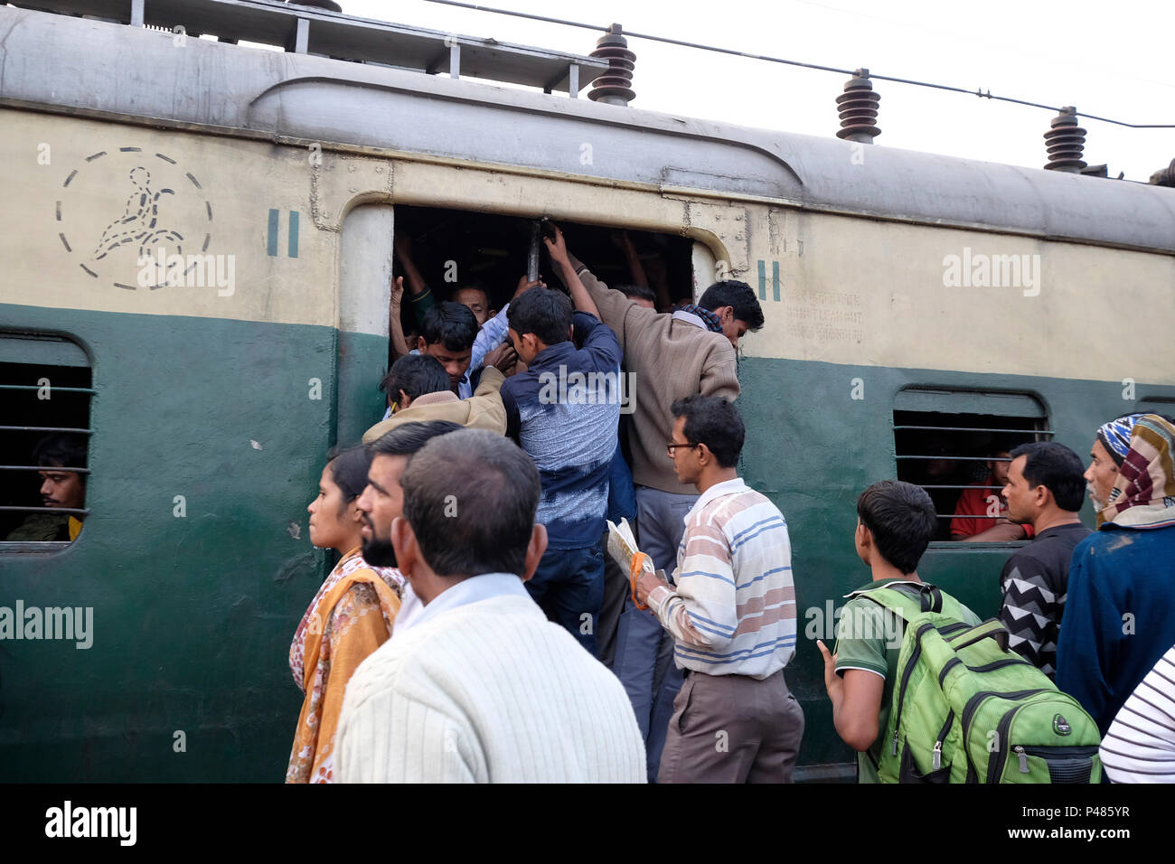 India, Kolkata, railway station Stock Photo - Alamy