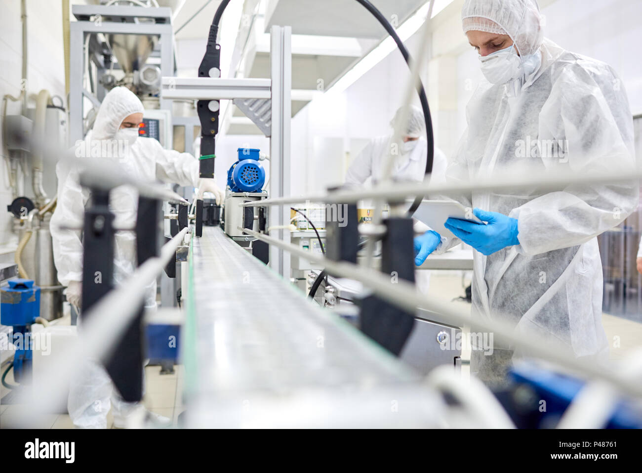 Factory conveyor belt workers hi-res stock photography and images - Alamy