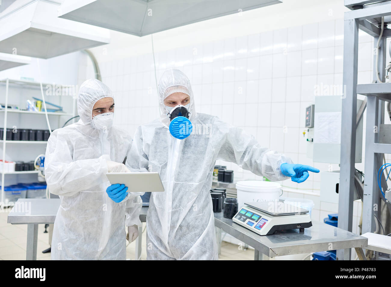 Pointing indicating produce hi-res stock photography and images - Alamy