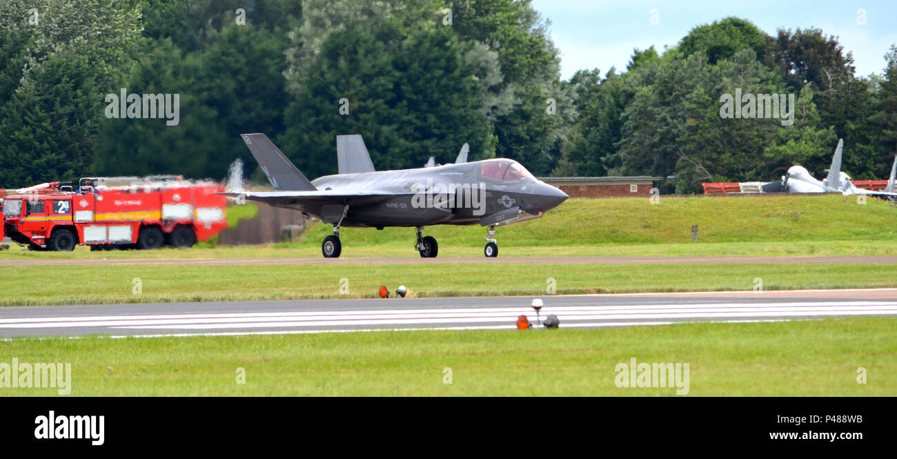 Raf lightning 2 hi-res stock photography and images - Alamy