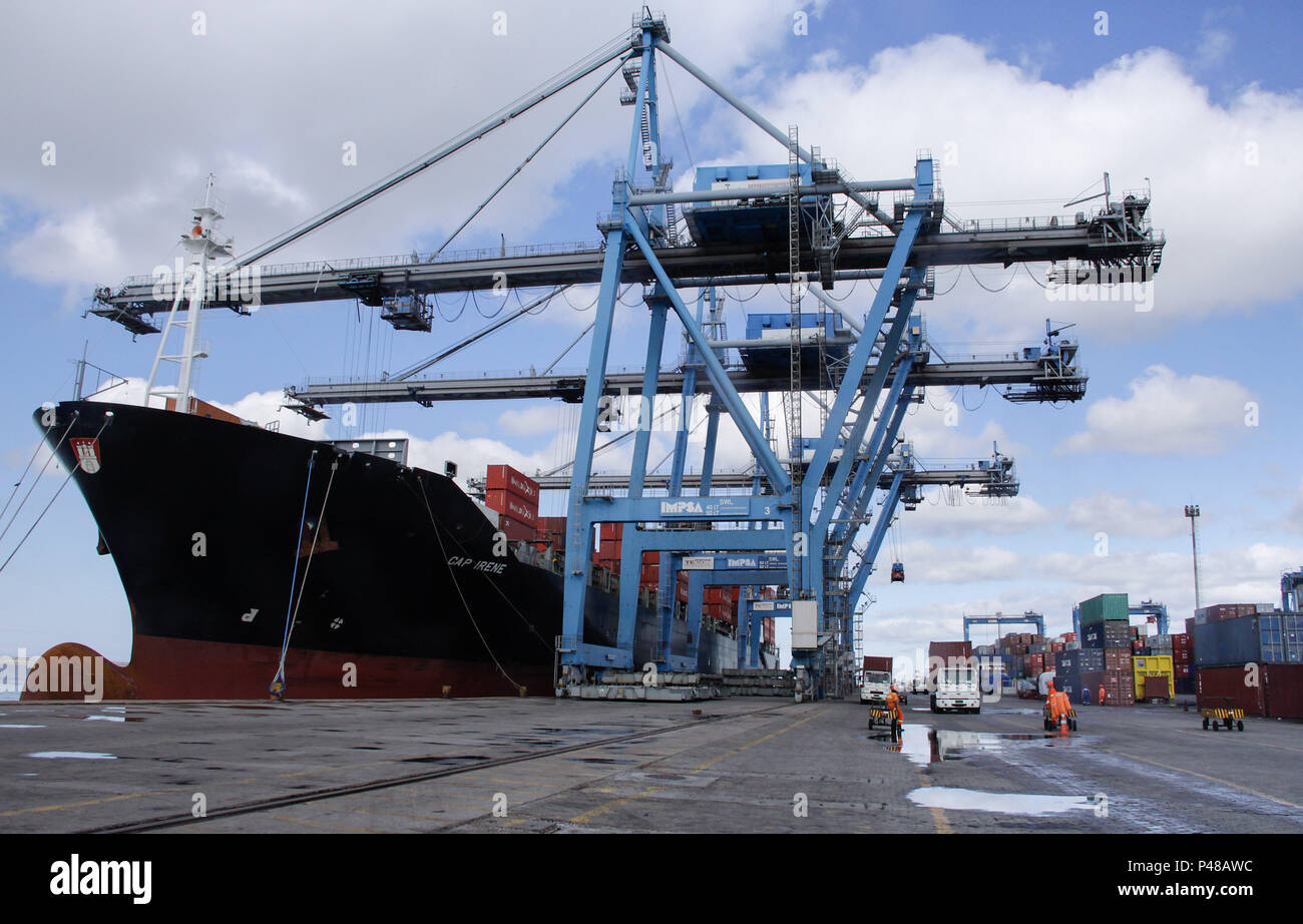 RIO GRANDE, RS - 13/05/2014; Terminal de Cargas - TECON. Navio aportado ...