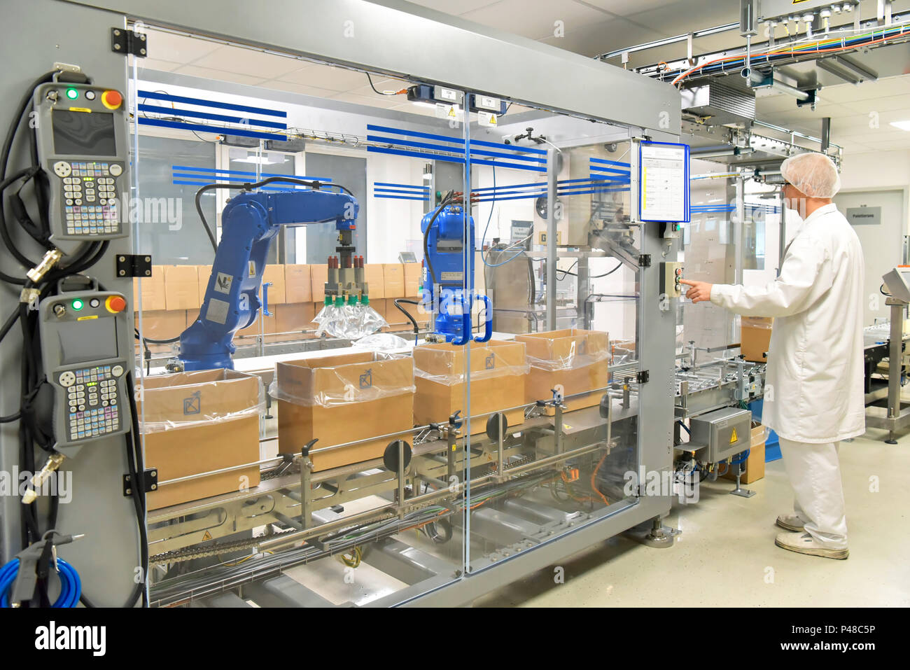 Industrial robot worker hi-res stock photography and images - Alamy