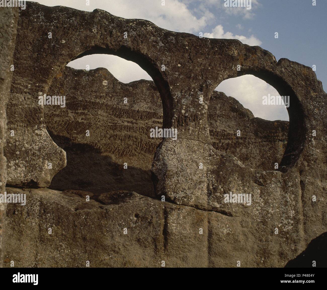 CIUDAD MOZARABE EXCAVADA EN LA MONTAÑA - RUINAS DE LA BASILICA RUPESTRE ...
