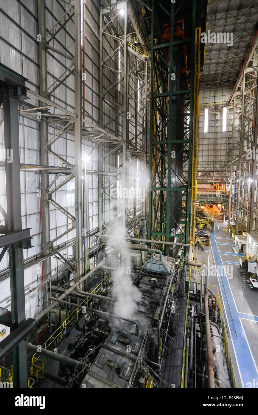 ARAUCÁRIA, PR - 02.07.2015: LINHA DE PRODUÇÃO DA CSN - Imagem da linha ...