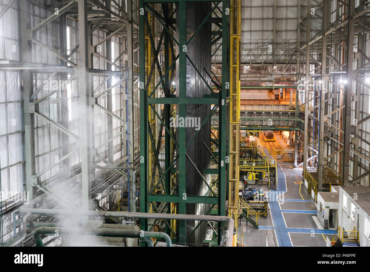 ARAUCÁRIA, PR - 02.07.2015: LINHA DE PRODUÇÃO DA CSN - Imagem da linha ...