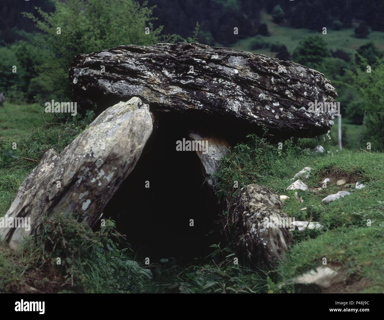 DOLMEN DE ARRAKO-MONUMENTO MEGALITICO-EDAD DE BRONCE. Location ...