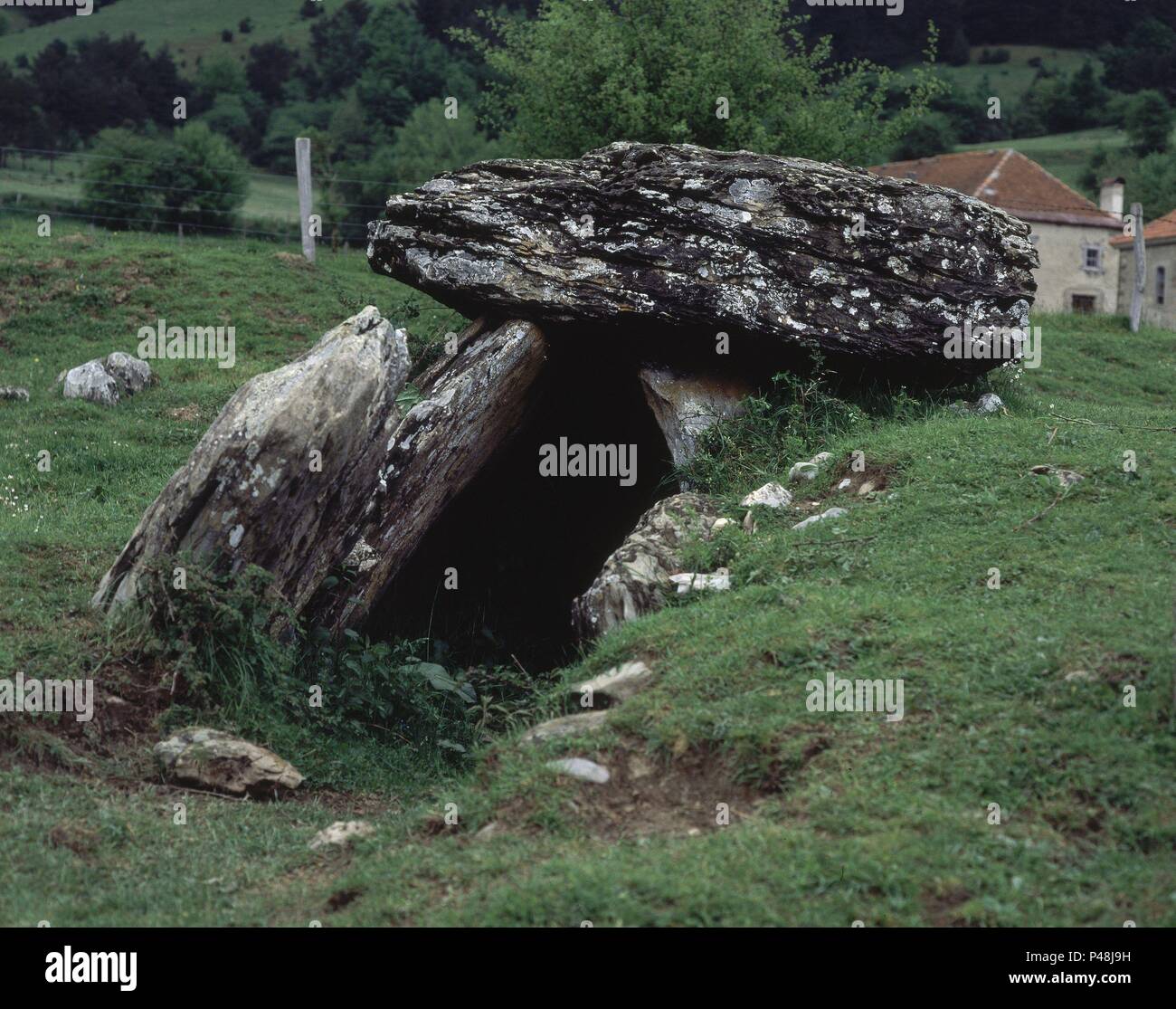 DOLMEN DE ARRAKO-MONUMENTO MEGALITICO-EDAD DE BRONCE. Location ...