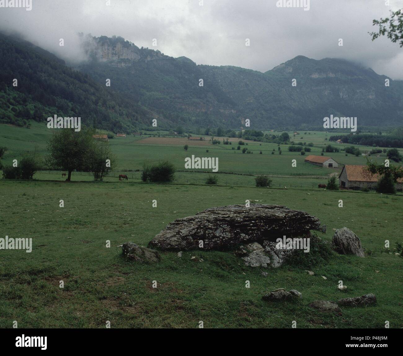 DOLMEN DE ARRAKO-MONUMENTO MEGALITICO-EDAD DE BRONCE. Location ...