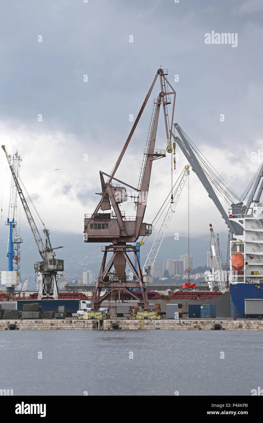 Crane in port hi-res stock photography and images - Alamy