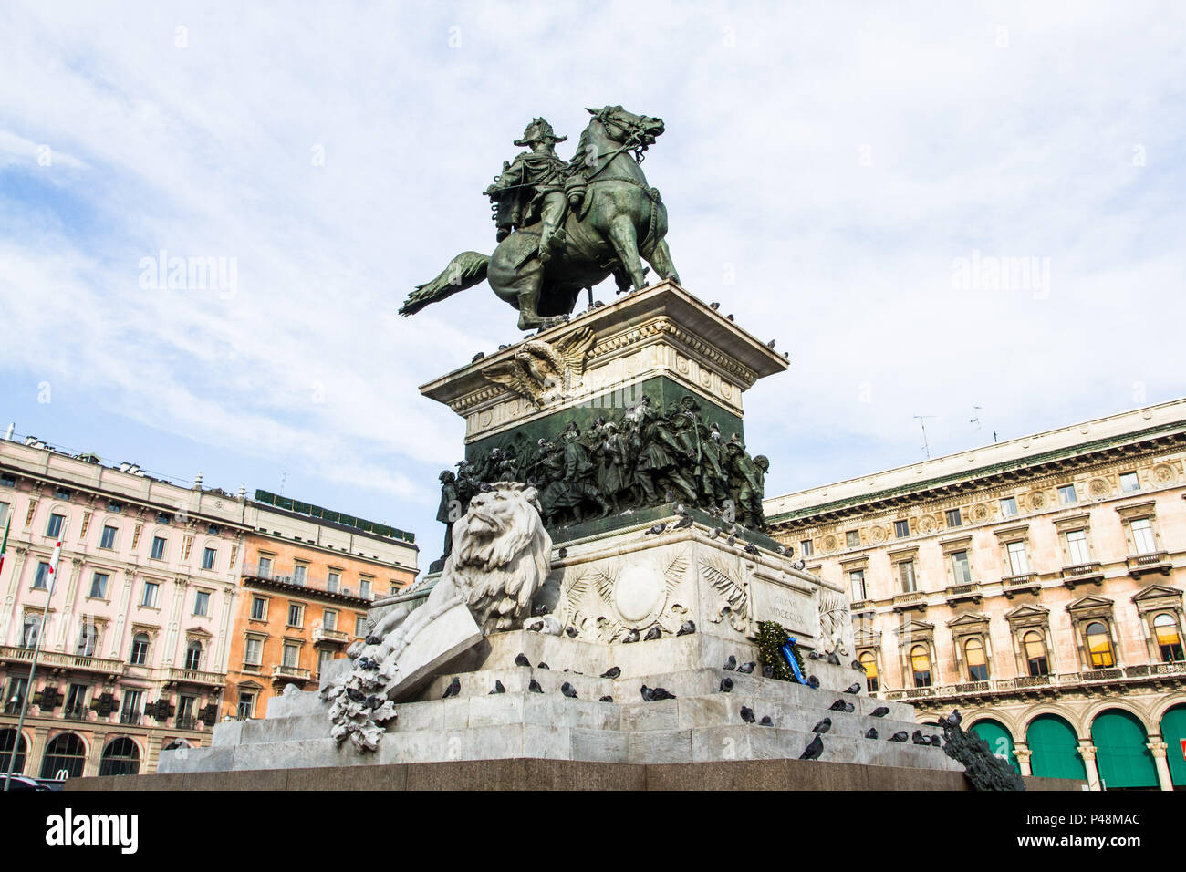 MILÃO, ITALIA - 08/12/2012: Estátua do Rei Vittorio Emanuele II na ...