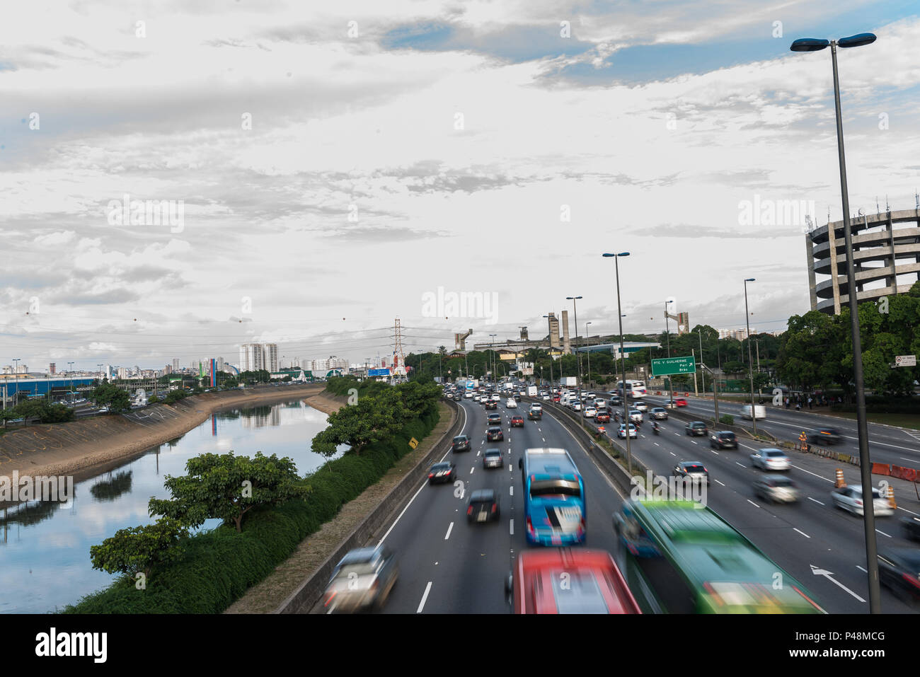 Trânsito na Marginal Tietê em São Paulo, Brasil - 20/02/2015 - Foto ...