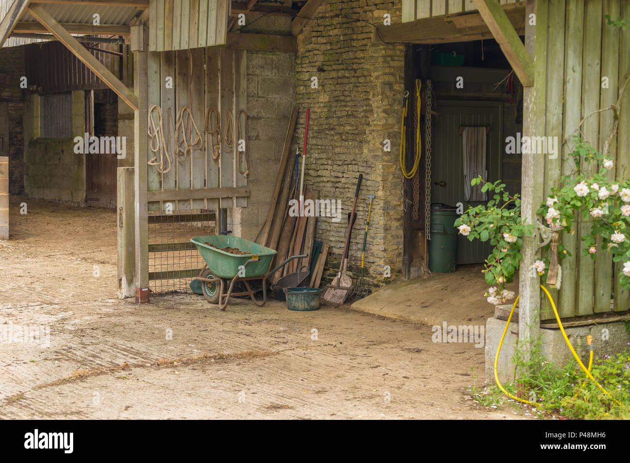 Farmyard barn and shed hi-res stock photography and images - Alamy