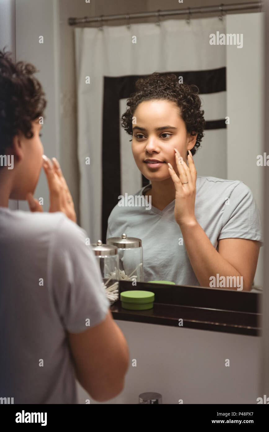 Woman admiring herself in mirror hi-res stock photography and images ...