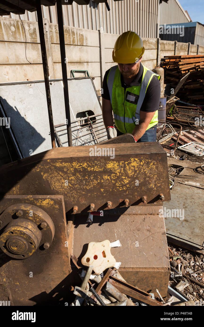 Worker working in scrapyard Stock Photo - Alamy