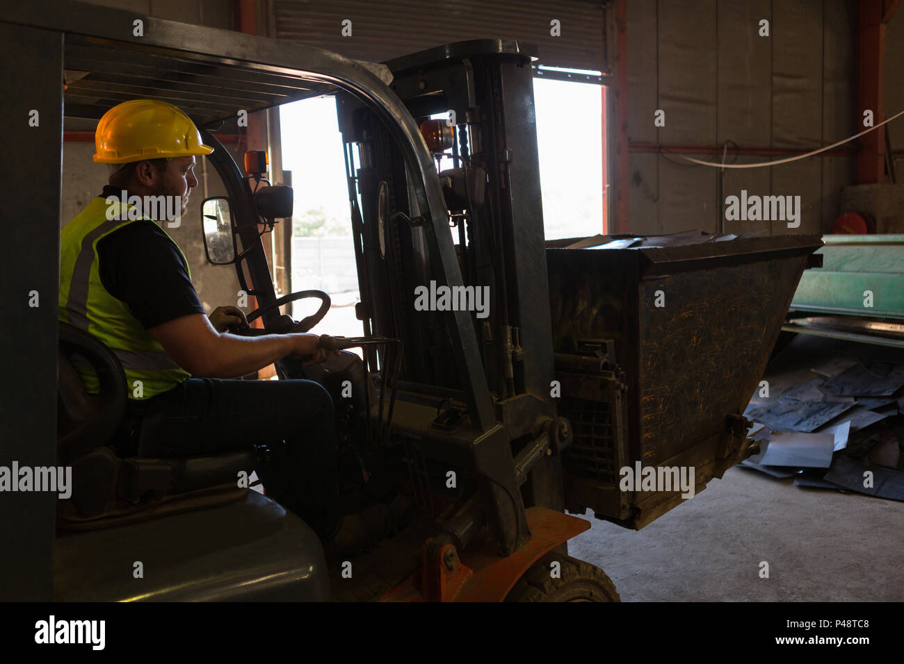 Abandoned forklift hi-res stock photography and images - Alamy