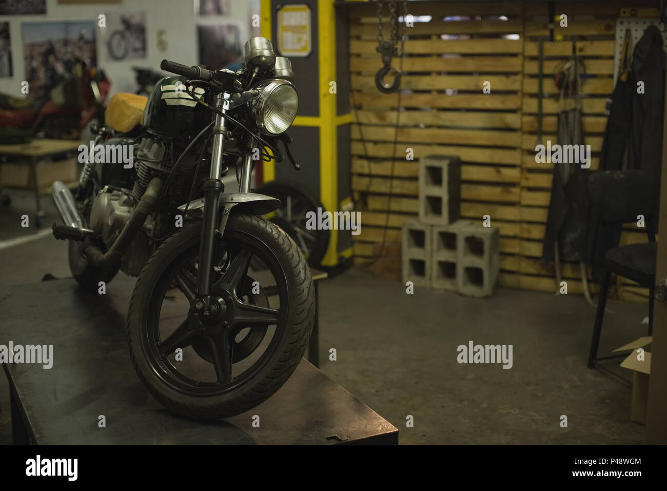Motorbike garage hi-res stock photography and images - Alamy
