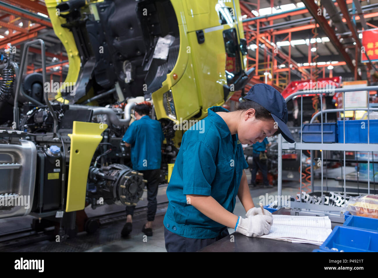 China vehicle assembly line hi-res stock photography and images - Alamy