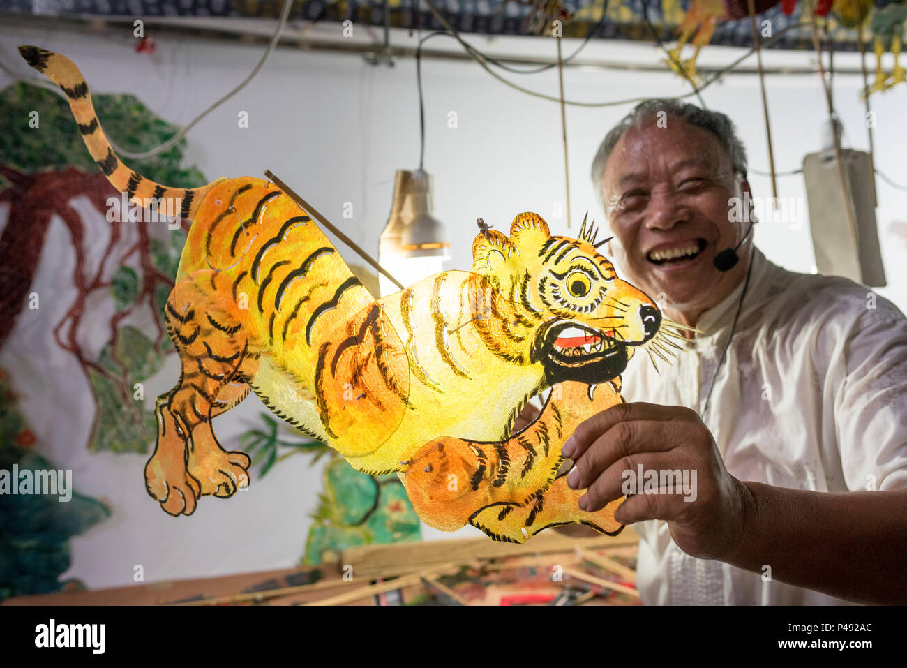 Shadow puppet china hi-res stock photography and images - Alamy