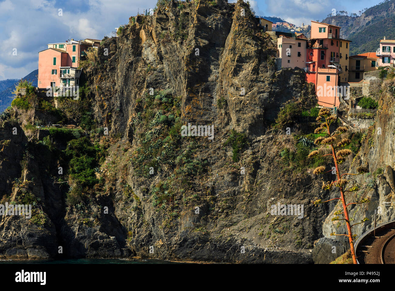 Cliff side homes in cinque terre hi-res stock photography and images - Alamy