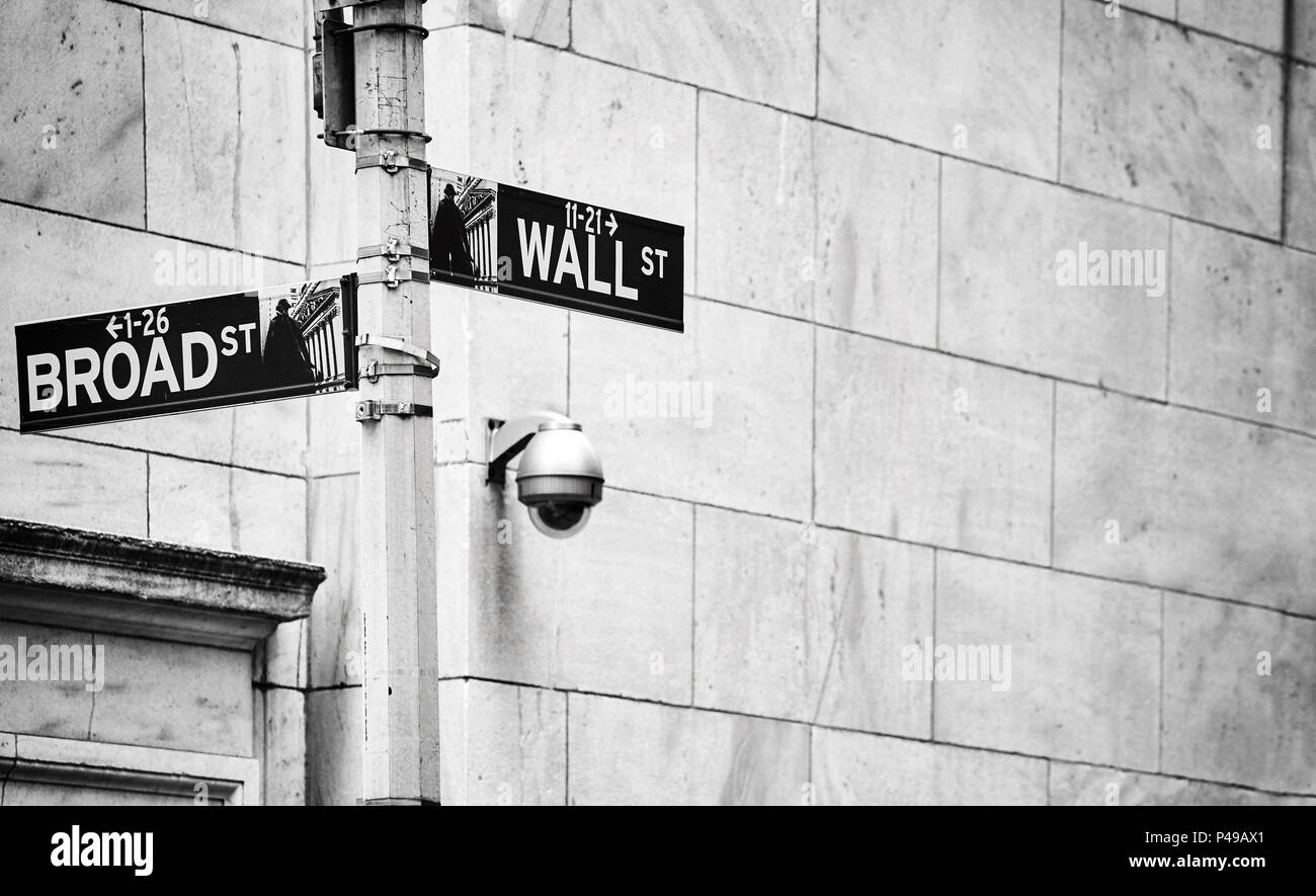 Black and white picture of the Wall Street and Broad Street signs, New ...