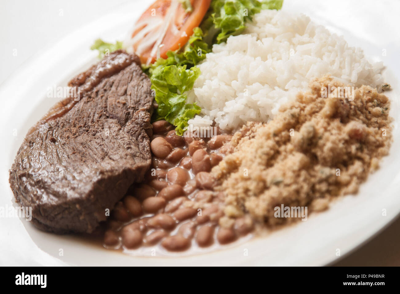 PINHALZINHO, SP - 12.02.2013: COMIDA - Arroz com feijão e farofa com ...