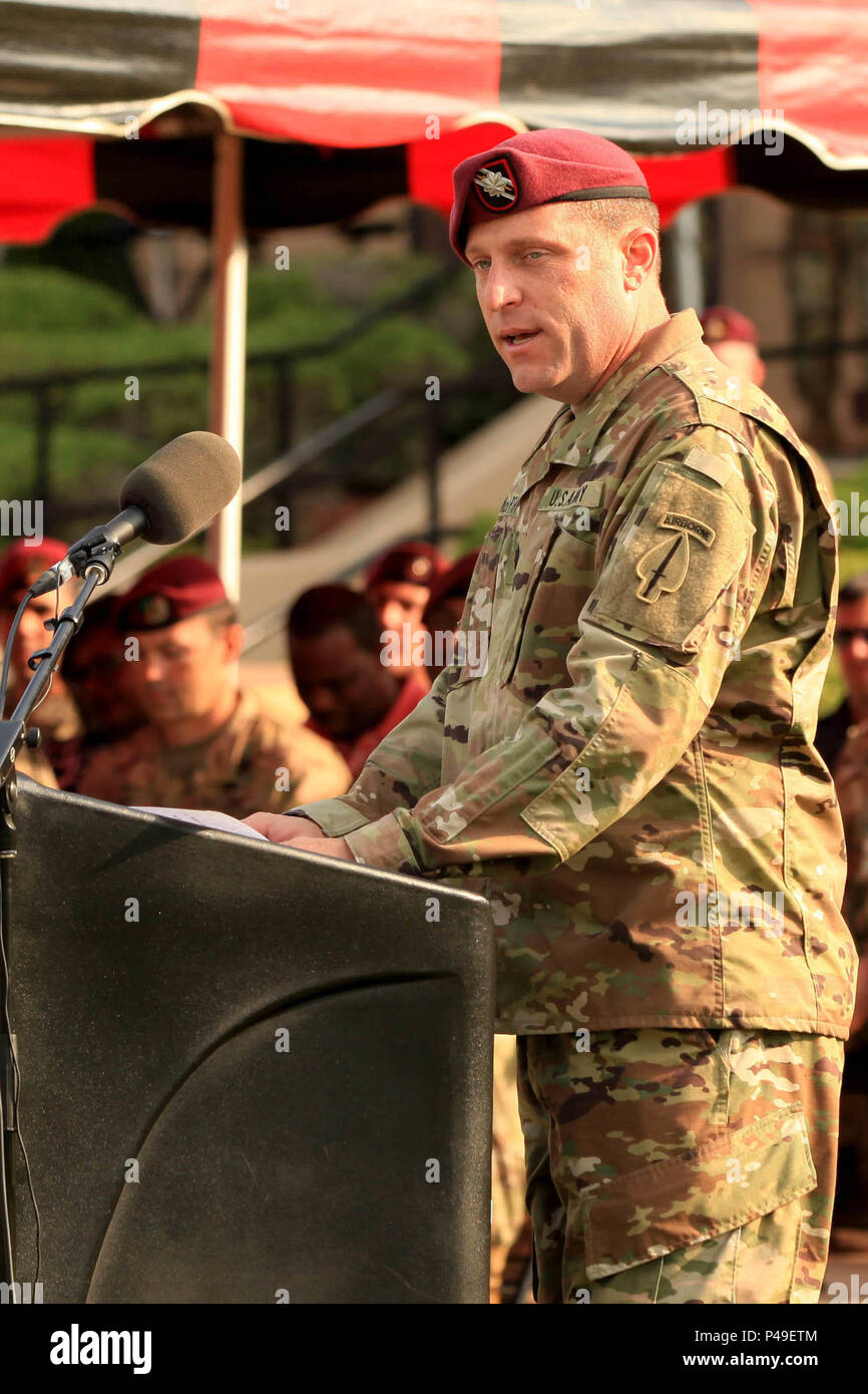 Lt. Col. Patrick McCarthy Jr., commander of 7th Military Information ...